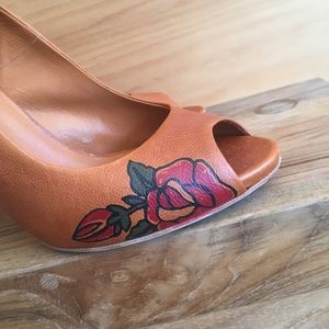 Gucci | Shoes | Gucci Pump With Rose Detail | Poshmark